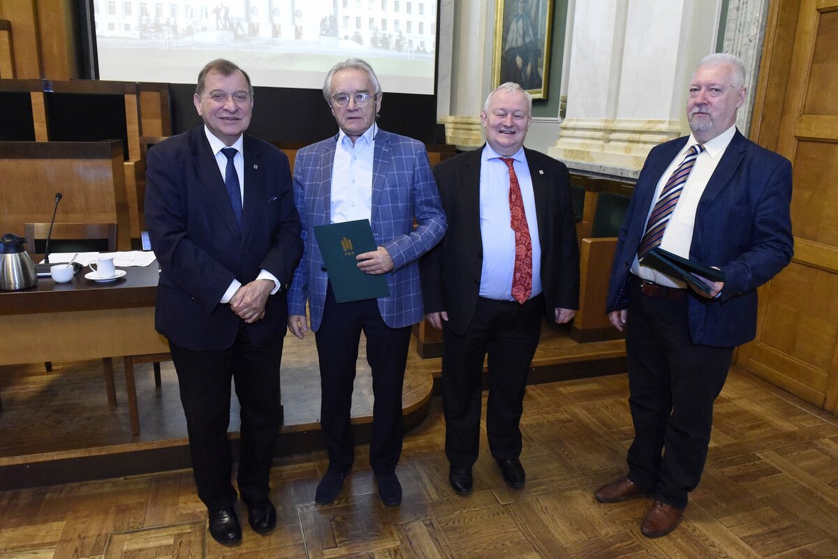 Wyróżnienia dla pracowników AGH za działalność w obszarze B+R i ...